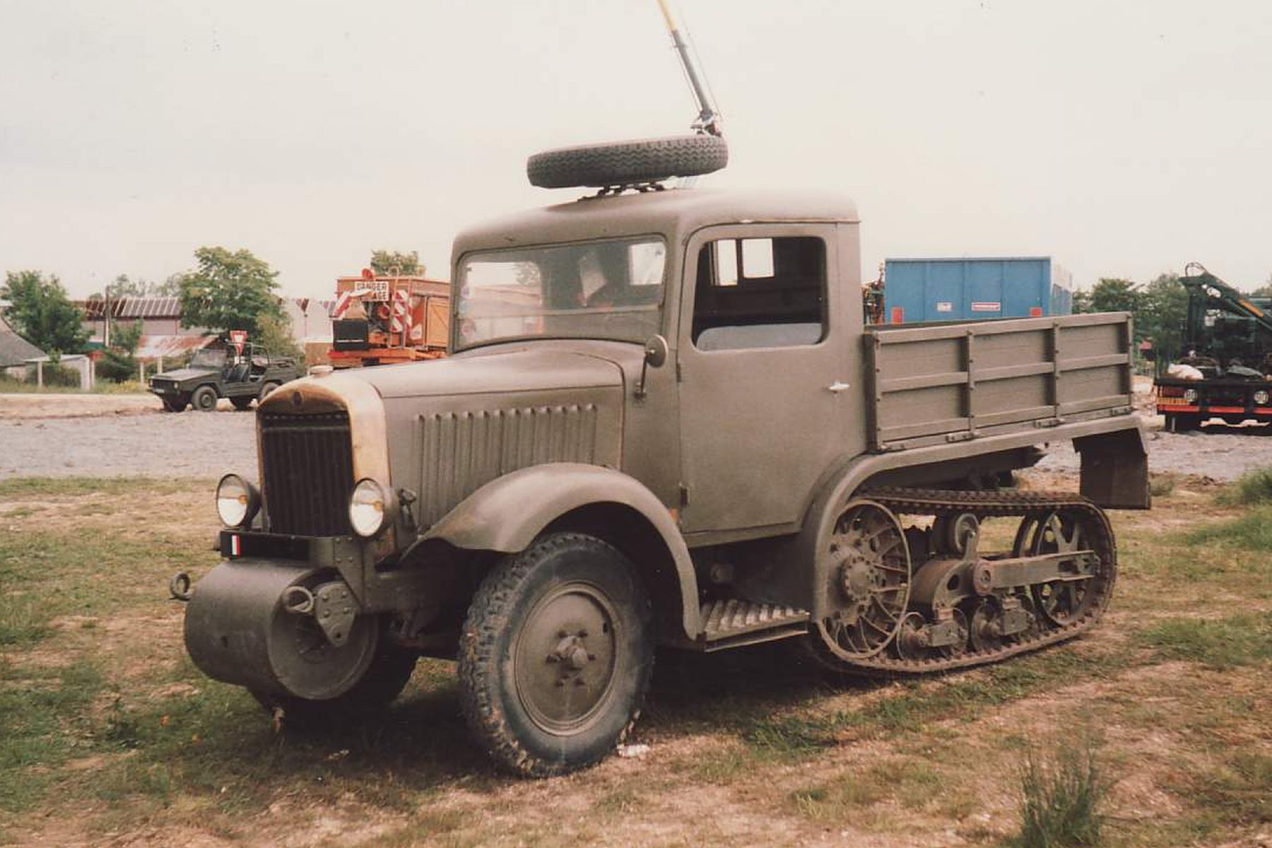 UNIC Center AG - Militärfahrzeuge - UNIC